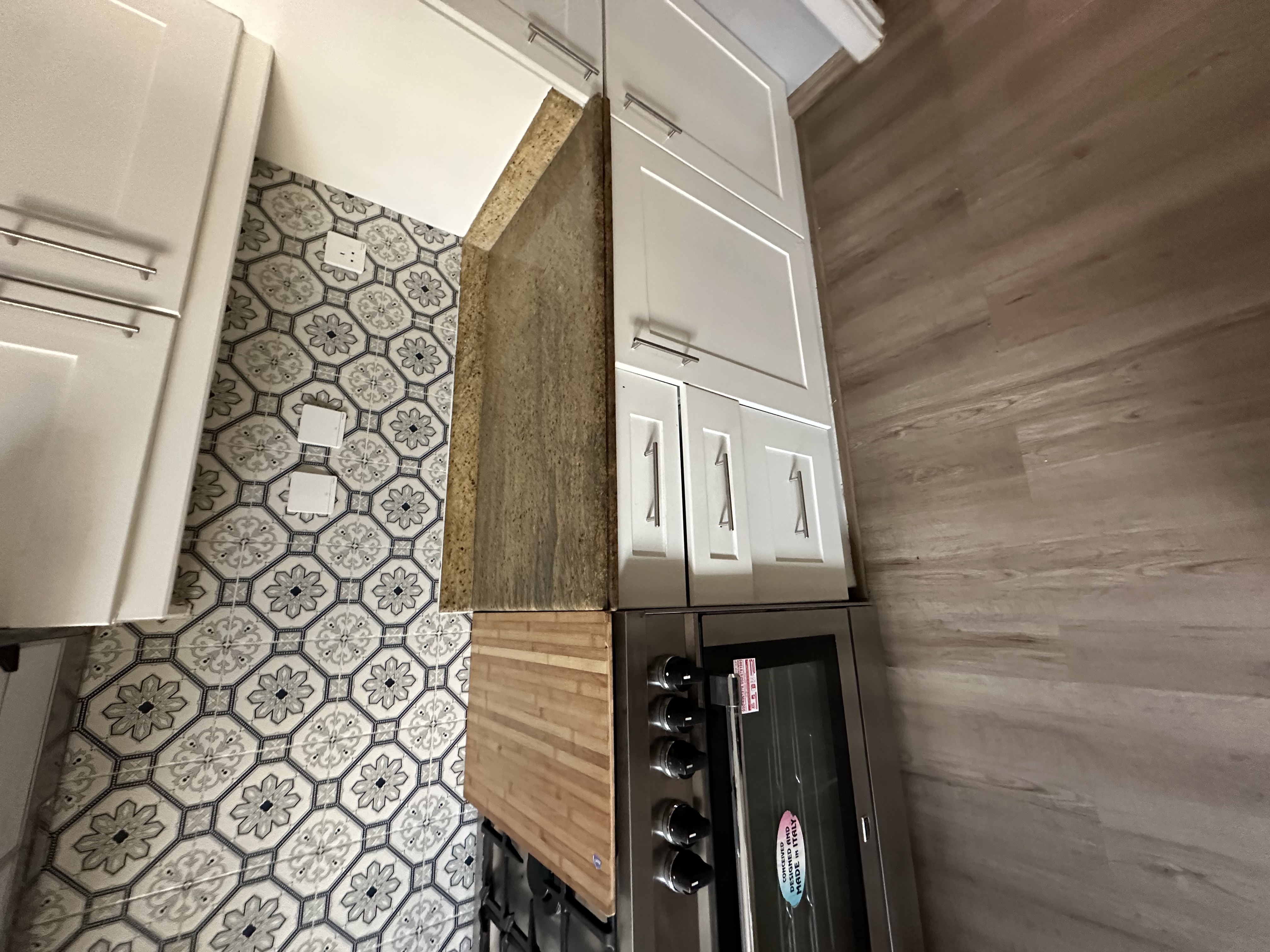 change the top counter color to white marble